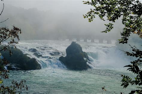 Der Rheinfall ist der größte Wasserfall Europas Premium Foto