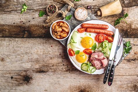 맛있는 아침 식사 또는 점심 튀김 계란 콩 토마토 나무 배경에 베이컨 최고 전망 Shakshouka에 대한 스톡 사진 및 기타