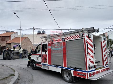 Dos Personas Hospitalizadas Tras Un Choque Y Vuelco En Roca Diario