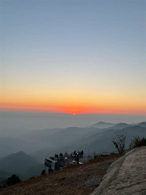 간과하다 거리 걷는 길 경치 경치가 좋은 고요한 골든 아워 관광 높은 경치 다채로운 하늘 따뜻한 음색 뷰포인트 사람 산 산맥 새벽 수직 쐈어