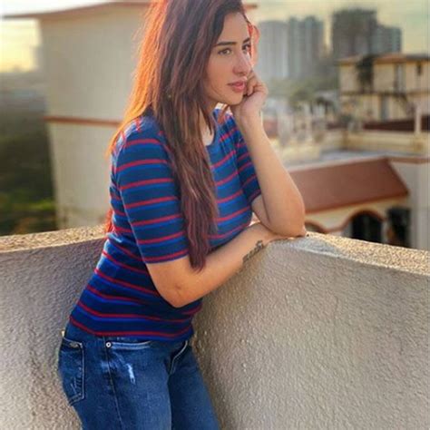 Bigg Boss 13s Mahira Sharma Goes De Glam In This Quarantine Photoshoot