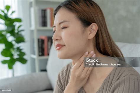 Aisa 여자는 목이 아파서 목에 손을 얹었습니다 여성 편도선염은 염증을 일으 킵니다 물 복용 항생제 복용 의사와 상담 바이러스