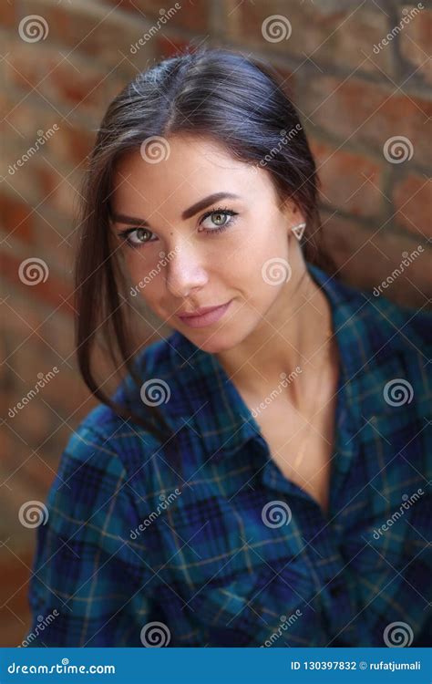 Frau Zu Hause Stockfoto Bild Von Raum Nahaufnahme 130397832