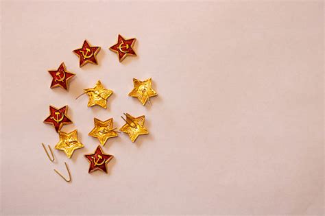 소련 군사 배지 흰색 배경에 망치와 낫 스타 다섯 개의 지적 된 소련 공산주의 황금 붉은 별 Ussr의 상징 텍스트 공간입니다 승리의 날의 개념 0명에 대한 스톡 사진 및