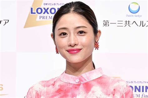 「妊婦なのにビジュ強すぎ」「ほんと綺麗」 38歳・石原さとみのマタニティー姿にネット衝撃 Encount