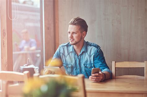 세련 된 머리와 수염 Hipster 남자 태블릿 및 스마트폰 길가 카페에 테이블에 앉는 다 가을에 대한 스톡 사진 및 기타