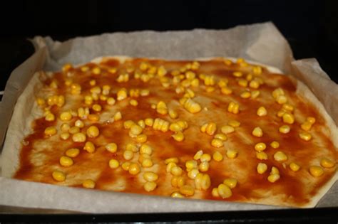 피자 재료를 반죽에 집중하십시오 빨간 토마토 소스 달콤한 옥수수 수제 이탈리아 피자 마가리타의 기지 가정 요리 초점이 맞지 않음 날것에 대한 스톡 사진 및 기타 이미지