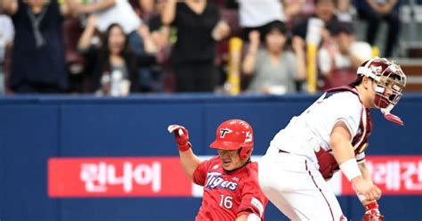 사진 김주찬환호성을 들으며 그라운드 홈런