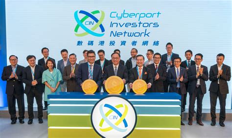 数码港宣布“数码港投资者网络”正式成立，以提升数码港初创企业的融资和创投项目对接能力。 （前排左起）数码港投资者网络策划小组主席邱达根先生