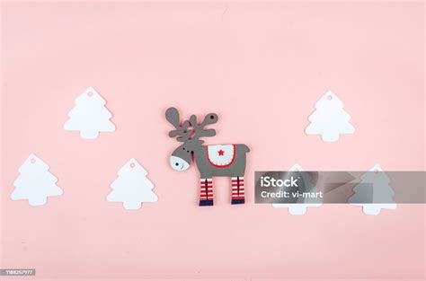 파스텔 핑크 배경 하드 라이트 그림자에 크리스마스 또는 새해 배경 흰색 크리스마스 트리와 사슴 휴일 개념 플랫 레이 상단 보기 복사 공간 0명에 대한 스톡 사진 및 기타