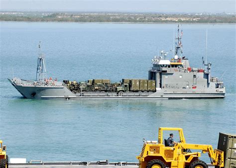 『陸自が輸送艦導入へ 南西諸島防衛で海上輸送を強化』の報に対するtlの反応 粗撃手氏のツイートを中心に 4ページ目