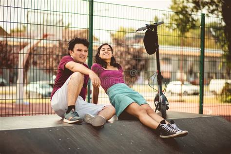 Pareja Joven En El Parque Imagen De Archivo Imagen De Bicicleta