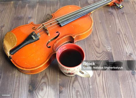 나무 배경에 커피와 바이올린 한 잔 Classical Concert에 대한 스톡 사진 및 기타 이미지 Classical