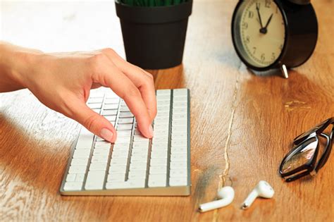 나무 테이블에 흰색 무선 현대 키보드에 입력 하는 여성 손 검은색에 대한 스톡 사진 및 기타 이미지 검은색 공란 데스크탑