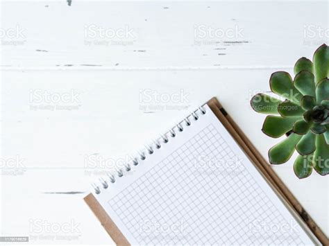 흰색 나무 배경에 빈 체크 노트북 검은 펜과 즙이 열립니다 맨 위 보기 공간을 복사합니다 0명에 대한 스톡 사진 및 기타 이미지