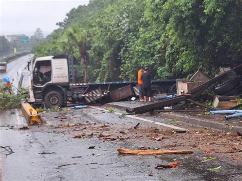 74甲線彰化外環道聯結車自撞 駕駛噴飛倒臥路邊草地送醫 社會 中時