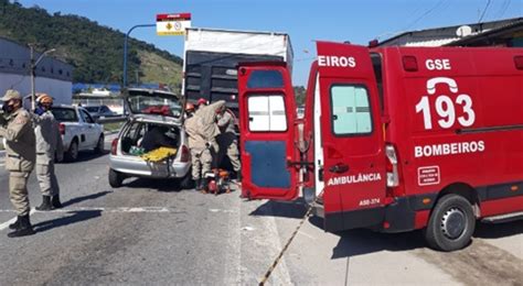 Acidente Entre Carro E Caminhão Causa Congestionamento Na Rj 106