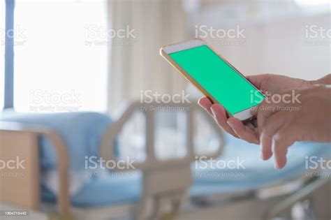 그린 스크린 은 원격 의료 치료를위한 병원 침대에 다른 환자와 텍스트 광고를위한 스마트 폰을 조롱 스마트 폰을 사용하여 병원
