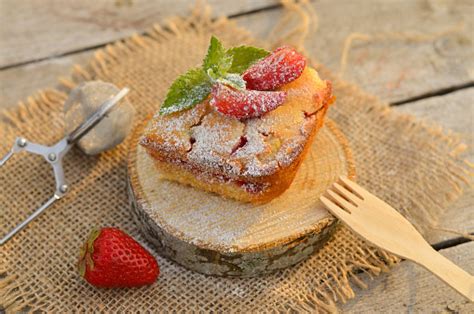 맛있는 여름 디저트 딸기 파이 둥근 스탠드에 딸기가 들어간 달콤한 맛있는 축제 케이크 딸기 타르트에 대한 스톡 사진 및 기타