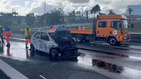 Le Lamentin Une Voiture En Feu Sur L Autoroute