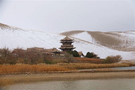 鸣沙山月牙泉迎降雪 白雪与大漠宛若牛奶兑咖啡