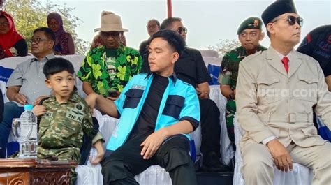 Pakai Seragam TNI Jan Ethes Lindungi Gibran Yang Pakai Kostum Petugas