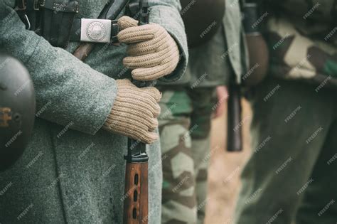 제2차 세계 대전 제2차 세계대전의 독일군 병사로 옷을 입은 독일 국방군 병사 Reenactors의 독일군 탄약 클로즈업