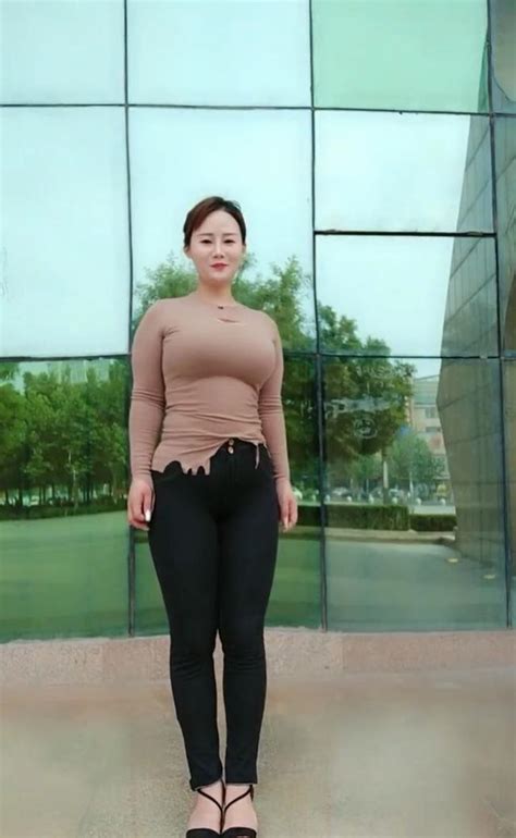 微胖美女穿着紧身裤出街丰腴的一点也不低调 成熟自拍 女人吧