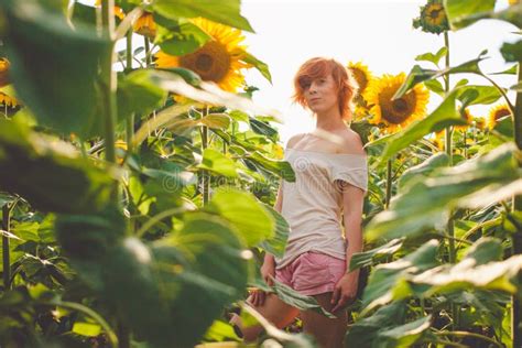 Chica Joven Que Disfruta De La Naturaleza En El Campo De Los Girasoles