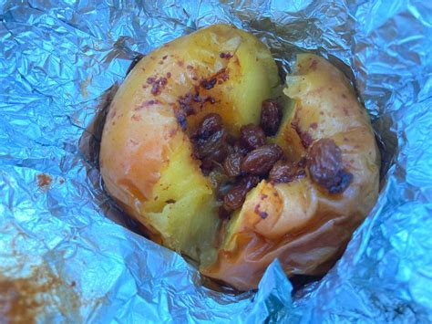 焚き火で作る簡単スイーツ焼きりんごの作り方秋冬キャンプにおすすめ