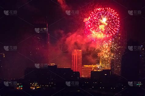 城市上空的烟花