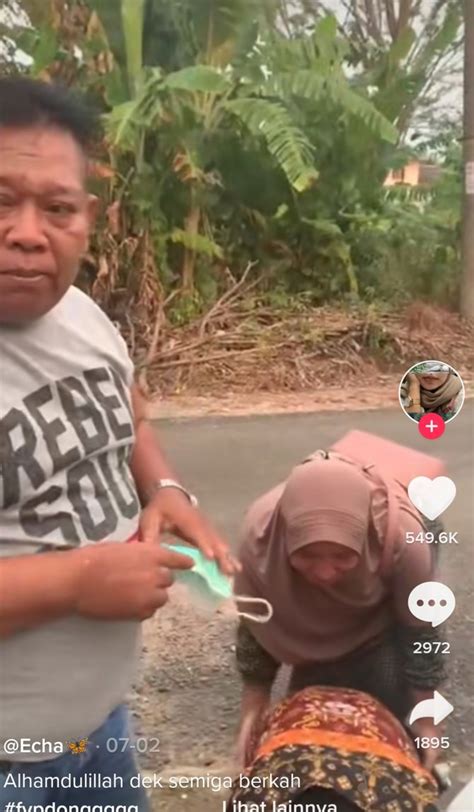 Viral Kakak Adik Lulus Seleksi Bintara Polisi Peluk Ayah Hingga Sujud Di Kaki Ibu Merdeka Com