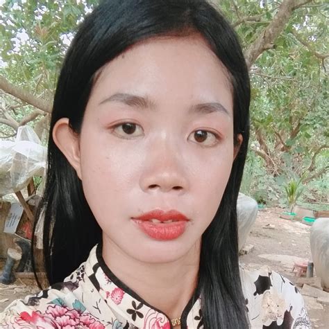 ស្រី មុំ