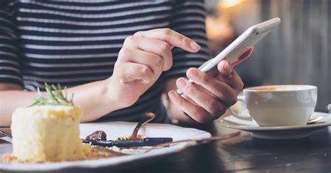 Un farmacéutico explica por qué no debemos mirar el móvil mientras comemos Infobae