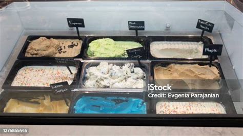 이탈리아 젤라토의 다양한 맛을 가진 아이스크림 가게에 서 있습니다 뷰를 닫습니다 아이스크림 가판대에 대한 스톡 사진 및 기타
