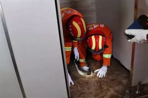 个旧老人不慎掉入公厕粪坑无法动弹，众人束手无策！幸好有他们！