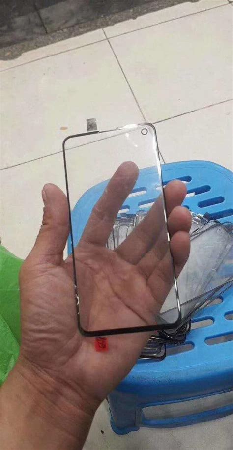 三星 S10 屏幕蓋板曝光：挖孔比三星 A8s 小太多了 每日頭條