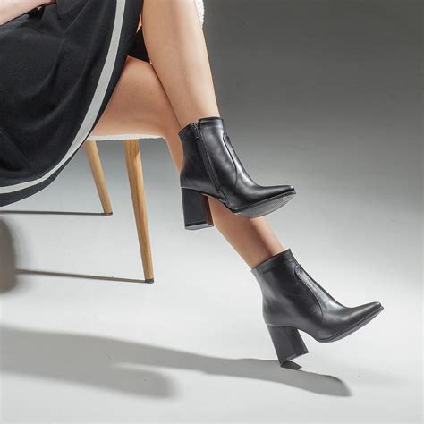 Shyshatska Жіноче взуття сумки та ремені Додайте елегантності у кожен крок з нашою новою