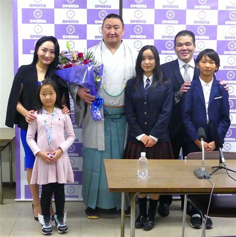 引退会見後に家族と記念写真に収まる東龍（中央）。後列右は師匠の玉ノ井親方（元大関・栃東）＝撮影・前川 晋作 ― スポニチ Sponichi