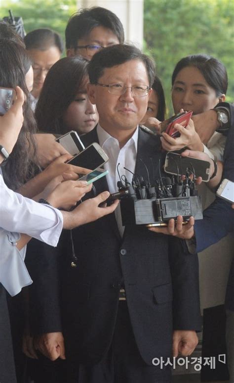 포토 많은 취재진에 놀란 윤갑근 특별수사팀장 아시아경제