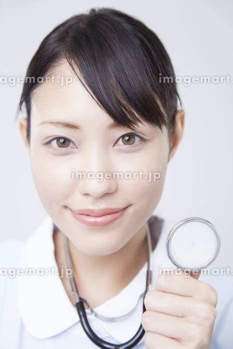 聴診器を持って微笑む看護師の写真素材 23990931 イメージマート