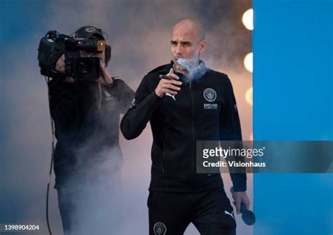 Smoking Cigar Celebrity Photos And Premium High Res Pictures Getty Images