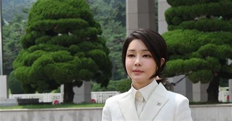 김건희 여사 환경 보호 메시지 담긴 에코백 들고 출국
