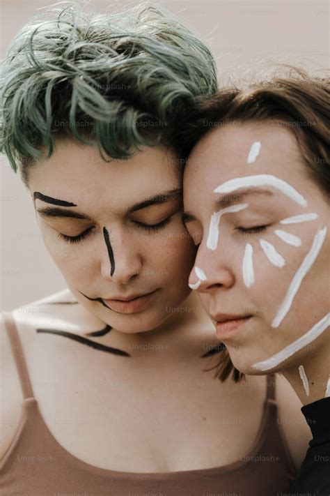 Deux Femmes Avec De La Peinture Faciale Sur Le Visage Photo Gros Plan
