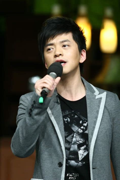 歌手李健做客《咏乐汇》 现场演绎《传奇》图影音娱乐新浪网