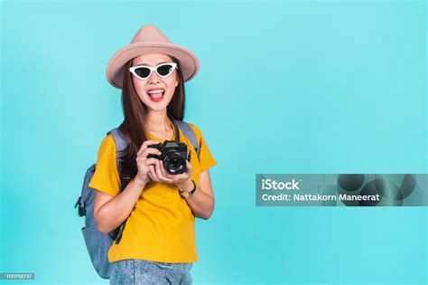 파란색 배경 위에 여름 여행 개념에 대 한 파란색 배경 위에 카메라를 들고 아시아 여자 여행자 아시아에 대한 스톡 사진 및 기타