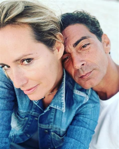 Fernanda Serrano Ao pôr do sol mostra se muito apaixonada ao lado do