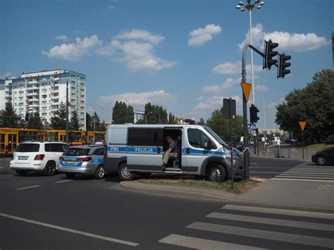Kolizja radiowozu policji z fordem na Retkini w Łodzi Policjant