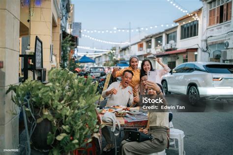 페낭 섬 구시 가지에서 현지 음식을 즐기는 현지 투어 가이드와 함께 아시아 시니어 관광 셀카 그룹 Bffs Party에 대한 스톡 사진 및 기타 이미지 Istock