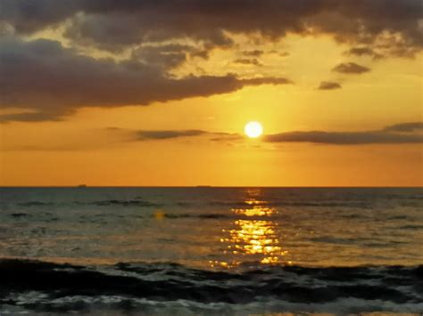 Lelaki Di Bibir Pantai